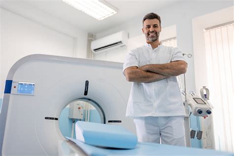 자기 공명 영상 또는 현대 병원의 컴퓨터 단층 촬영실에서 자신감 있는 남성 의사 종양학 Mri 스캐너에 대한 스톡 사진 및 기타