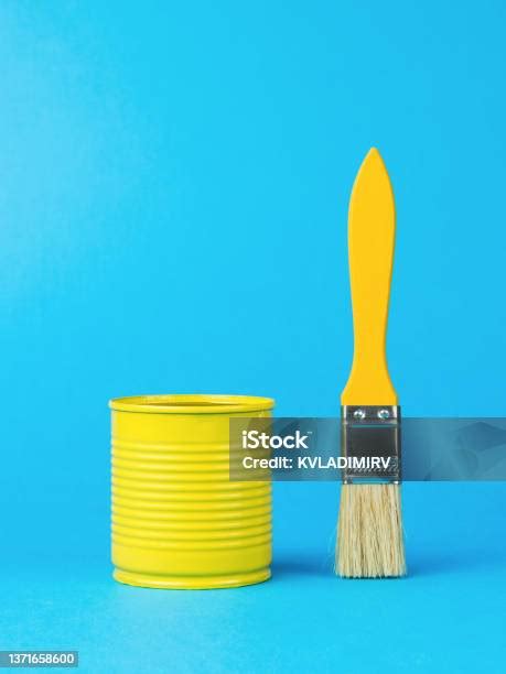 밝은 노란색 브러시와 파란색 배경에 밝은 노란색 항아리 최소한의 디자인 컨셉 추세 색상 개념에 대한 스톡 사진 및 기타 이미지 Istock