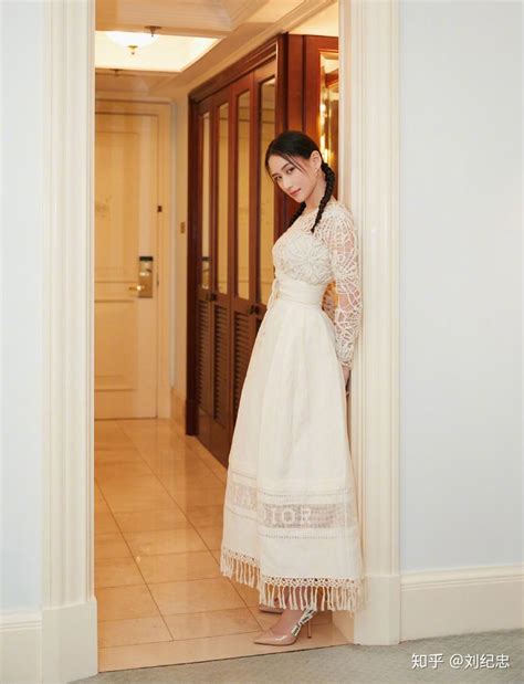 何超莲精美壁纸：双麻花辫发型可爱甜美，镂空衣白裙优雅迷人 知乎