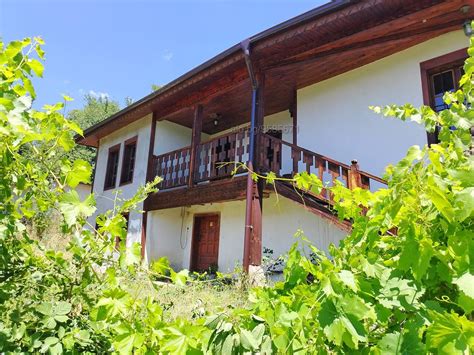 Подгорие Автентична възрожденска къща Двуетажна къща 100 кв м РЗП 1900 кв м двор Къщи Вили