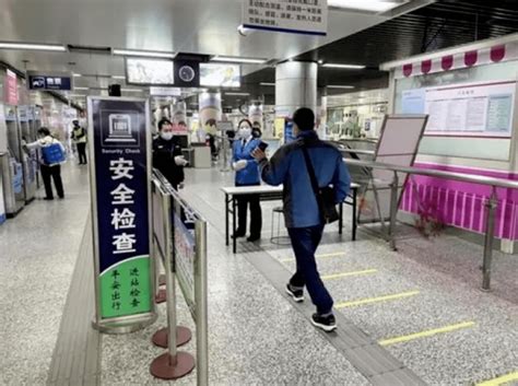 南京地铁：今天起对进站乘客启动扫“场所码”进站通行！防控微信疫情