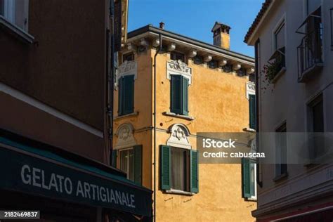시르미오네의 거리에 위치한 햇볕이 잘 드는 외관으로 정통 이탈리아의 매력과 장인의 젤라토 가게가 특징입니다 0명에 대한 스톡 사진 및 기타 이미지 Istock