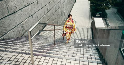 도시 산책 기모노를 입은 계단에서 여성 아침 출퇴근과 전통 의상을 입고 관광 일본 패션 문화 또는 도시 단계를 탐험하고 발견하고 여행 모험을 즐기세요 30 34세에 대한