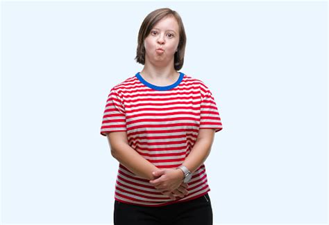 재미 있은 얼굴 뺨 피 격리 된 배경 위에 다운 증후군 젊은 성인 여자 입 어 미친 식으로 팽창 가득 찬에 대한 스톡 사진 및