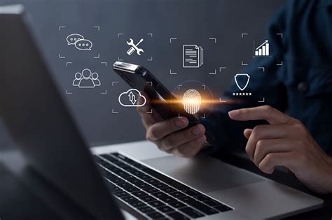 지문 디지털 변환 관리 개념을 스캔하기 위해 가상 화면을 터치하는 사람 사물 인터넷 빅 데이터 및 비즈니스 프로세스 자동화 스토리지 시스템 클라우드 컴퓨팅 가상현실에 대한