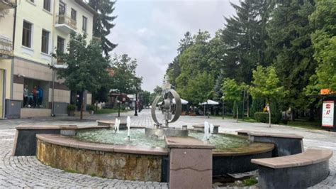 Фонтанът пред сградата на община Разлог с нова визия Новини