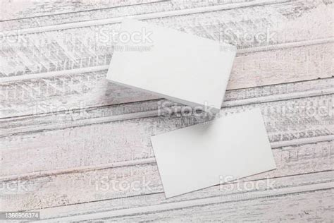 명함 비어 있습니다 회색 나무 배경에 모형 텍스트공간을 복사합니다 개체 그룹에 대한 스톡 사진 및 기타 이미지 개체 그룹 공란 기업 비즈니스 Istock