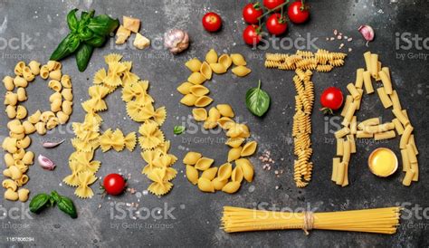 회색 돌 배경에 조리되지 않은 파스타 맨 위 보기 요리재료가 들어있는 생 파스타 음식 개념입니다 이탈리안 푸드 건강한 생활방식에