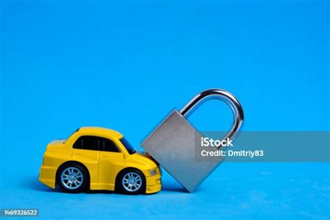 장난감 자동차와 파란색 배경에 잠겨 판매 및 구매 자동차와 움직임을 금지하는 개념 가격에 대한 스톡 사진 및 기타 이미지 가격 가솔린 개념 Istock