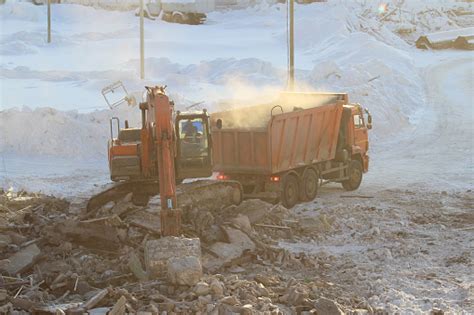 러시아의 겨울 건설 현장에서 굴삭기는 트럭에 토양을 적재 건물 외관에 대한 스톡 사진 및 기타 이미지 건물 외관 건설 산업 겨울 Istock
