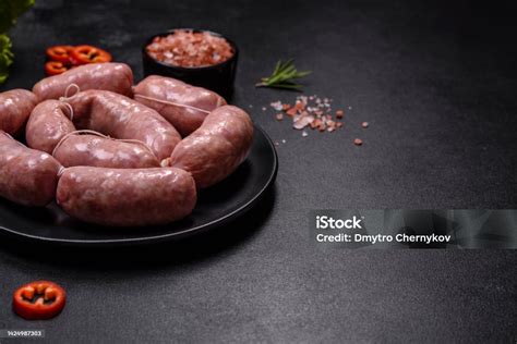 향신료와 허브가 들어간 나무 커팅 보드에 생 바베큐 소시지 0명에 대한 스톡 사진 및 기타 이미지 0명 가공육 건강에