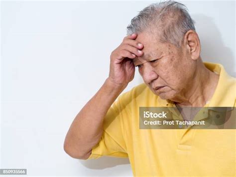 수석 늙은이 고 통과 깊은 우울증과 두통에 손으로 얼굴을 덮고 정서적 장애 슬픔과 절망의 개념 감정에 대한 스톡 사진 및 기타 이미지 Istock