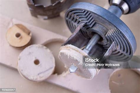 나무에 구멍을 만들기 위한 장치 Diy 매니아를 위한 액세서리 어두운 배경입니다 Diy에 대한 스톡 사진 및 기타 이미지 Diy 건설 산업 건축물 Istock