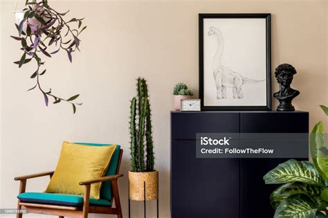 검은 모의 포스터 프레임 블루 네이비 Commode 식물 선인장 디자인 안락 의자 및 우아한 개인 액세서리복고풍 현대 거실의