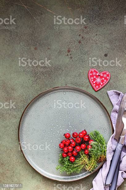 복사 공간이있는 녹색 콘크리트 배경에 축제 장식이있는 크리스마스 테이블 설정 휴일 배경 상단 보기 플랫 레이 0명에 대한 스톡 사진 및 기타 이미지 Istock