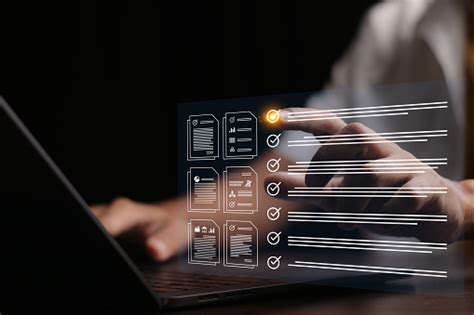 사업가 평가 체크리스트 설문지 평가 온라인 설문 조사 양식 작성을 받으십시오 시험 문제에 답하십시오 온라인 설문조사 시험 시험에서 정답을 선택하고 정확성에 대한 스톡 사진