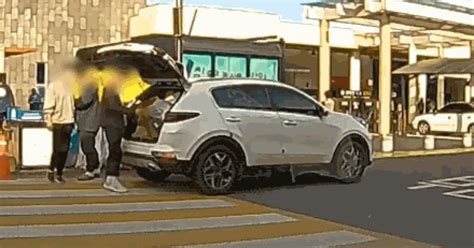 더영상 휴게소에 쓰레기 폭탄 투척 청년들청소부 무릎 꿇린 中부부