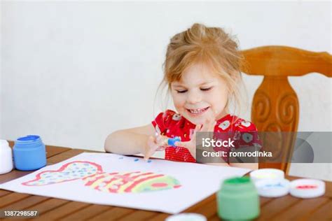 작은 창조적 인 유아 소녀는 물고기를 색칠 손가락으로 그림 활동적인 아이는 집에서 유치원에서 그리기와 재미를 아이들을위한 교육 및 거리 학습 삐걱 거리는 활동 가정 생활에