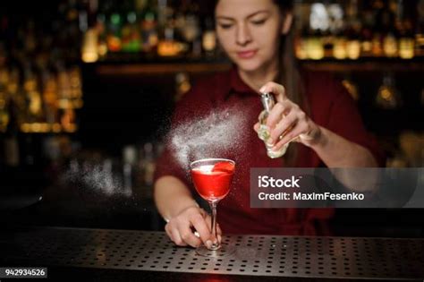 젊은 여자 바텐더 칵테일 글라스를 뿌리 가득 맛 있는 Aperol 주사기 여름 Peated 위스키와 칵테일 건강관리와 의술에