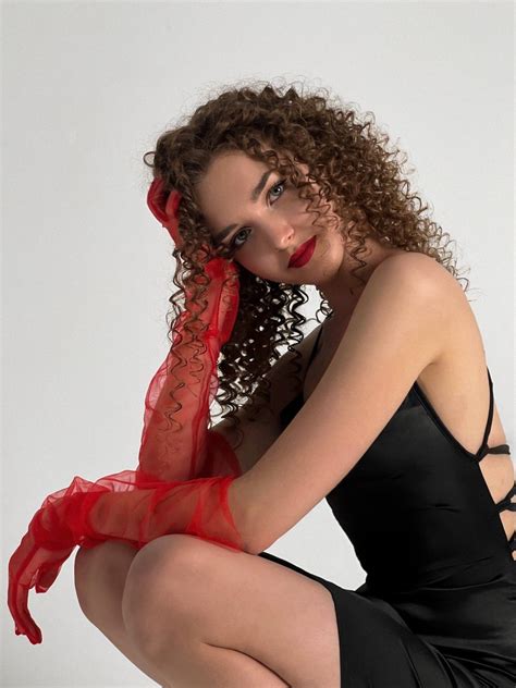 Фотосессия с красными губами и с фатиновыми перчатками Фотосессия Красные губы Платье с