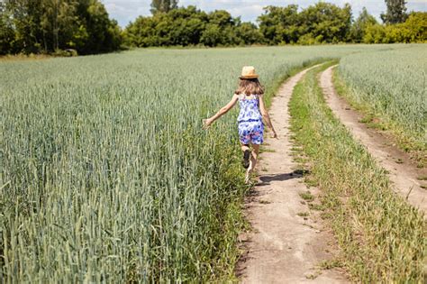 공원에서 여름에 마을 길을 따라 달리는 모자를 쓴 십대 소녀 8 9 살에 대한 스톡 사진 및 기타 이미지 8 9 살 건강한 생활방식 걷기 Istock
