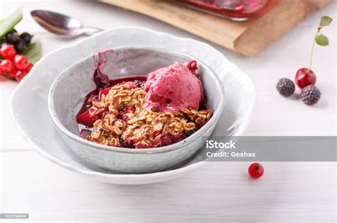 사과와 베리는 귀리로 무너질 뿐 아니라 흰 탁자 위에 과일 아이스 크림이 곁들여 나옵니다 바삭한 과일 파이 건강 한 여름 디저트 클로즈업 건강한 식생활에 대한 스톡 사진 및