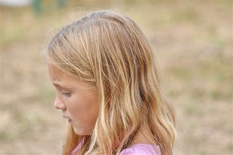 무료 사진 금발 머리 어린 시절 세로 예쁜 소녀 슬픔 학교 어린이 금발 여름 아이 귀여운