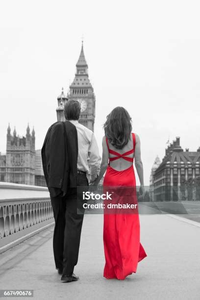 흑인과 백인 로맨틱 한 남자와 여자 커플의 후면보기 여자는 배경에 빅 벤과 웨스트 민스터 다리에 빨간 드레스를 입고 런던 영국 영국 우아에 대한 스톡 사진 및 기타 이미지
