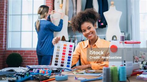 테일러링 아틀리에에서 옷을 입고 일하는 패션 디자이너의 초상화 사무실에서 직물과 옷 스케치를 한 재단사 여성 패션 디자인과 수제 컨셉 공예에 대한 스톡 사진 및 기타 이미지