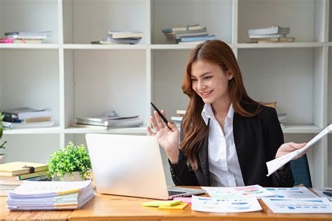 회계사 감사원 자영업자 재무 및 투자 세금 계산 및 예산 계산기를 사용하여 계산하는 아시아 여성 기업가의 초상화 회사 사업 결과 문서 경영자에 대한 스톡 사진 및 기타