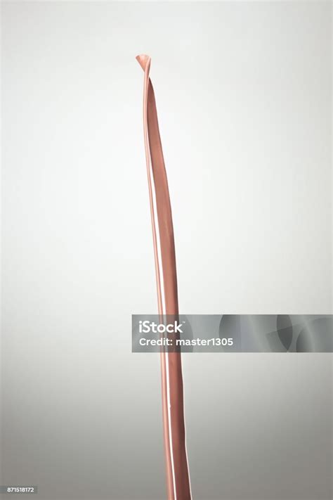 녹 인된 뜨거운 초콜릿 시럽을 물이 뚝뚝 떨어지는 회색에 고립 된 방울과 스트림 갈색에 대한 스톡 사진 및 기타 이미지 갈색