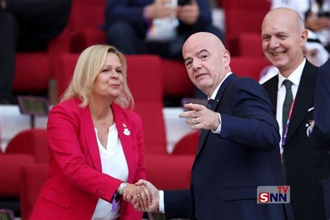 تصاویر اقدام جنجالی خانم وزیر کشور آلمان در قطر بازوبند زیر کت خانم