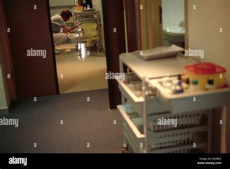 NURSE DISPENSING DRUGS Stock Photo Alamy