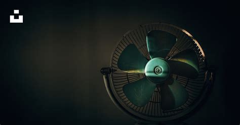 검은 색과 녹색 책상 팬 사진 Unsplash의 무료 테이블 팬 이미지