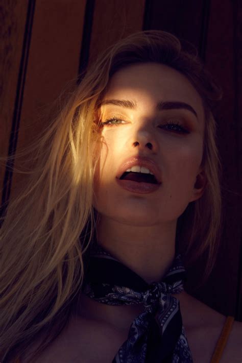 Фото На лицо девушки с открытым ртом падает солнечный свет