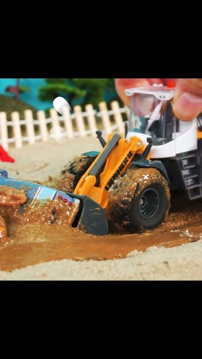 진흙에 빠진 자동차를 중장비로 구조하기😂 Shorts Youtube