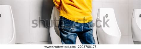 화장실 변기에 오줌 싸는 남자 스톡 사진 2203708175 Shutterstock