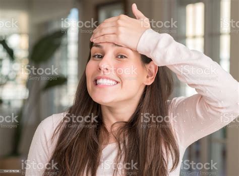 아름 다운 젊은 여자 집에서 손으로 머리에 스트레스 수치와 깜짝 얼굴로 충격 분노와 좌절 두려워 하 고 실수에 대 한 화가 갈색 머리에 대한 스톡 사진 및 기타 이미지