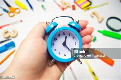 학교 돌아가기 학생의 학교 책상에 블루 알람 시계 편지지입니다 액세서리입니다 흰색 배경입니다 스티커 색깔 펜 연필가 위입니다 위에서 볼 수 있습니다 플랫 하다입니다 가위에
