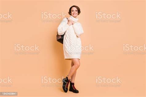파스텔 베이지 색 배경에 고립 된 배낭을 갖는 흰색 스웨터에 여학생의 전체 길이 신체 크기 사진 갈색 머리에 대한 스톡 사진 및 기타 이미지 Istock