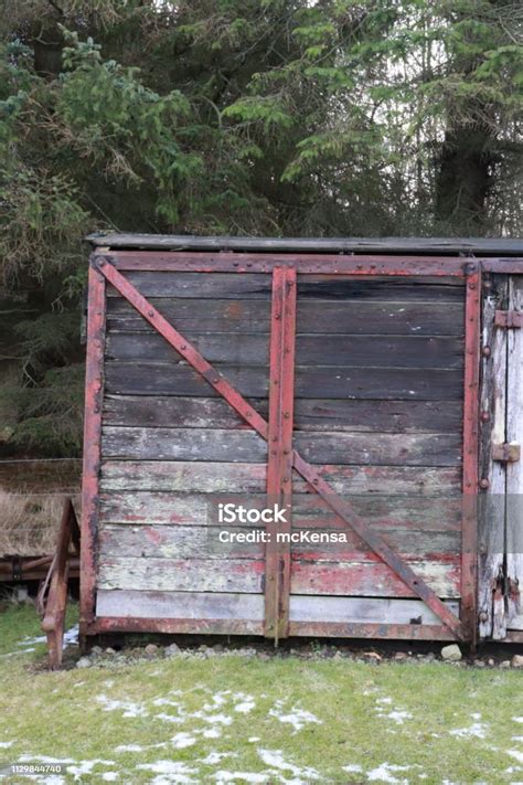 오래 된 판자 볼트 및 오래 된 사용 하지 않는 철도 마차에 대들보를 닫습니다 0명에 대한 스톡 사진 및 기타 이미지 0명 객차 거친 Istock