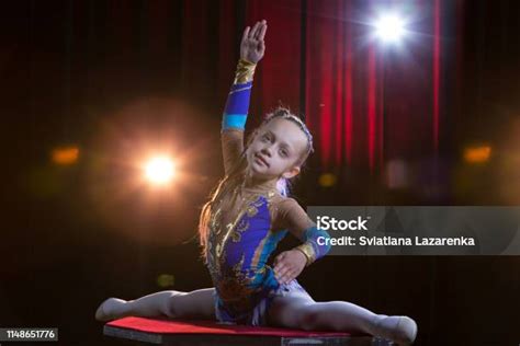 유연한 몸매를 가진 소녀 서커스 아티스트를 수행합니다 서커스 체조 선수 균형 행위 아이는 곡예 트릭을 수행 6 7 살에 대한 스톡 사진 및 기타 이미지 Istock