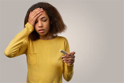 피곤된 흑인 여성이 두통 피로 그녀의 머리에 그녀의 손을 보유 하 고 느낀다 여자 보고 테스트 하 고 실망을 느낀다 건강 검사와 에이즈 및 Hiv 감염에 대 한 테스트의