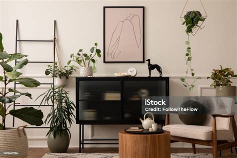 모형 포스터 프레임 유리 찬장 세련된 조각품 둥근 커피 테이블 화분 식물 및 개인 액세서리가 있는 거실 인테리어 인테리어 디자인