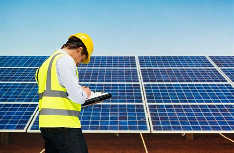 2029세 성인 잘생긴 자식 남성 청년 빌딩 계약자 전기 기술자 기술자 설치 실외인 사람 만 허리 허리 뒤쪽 아래를 내려다보고