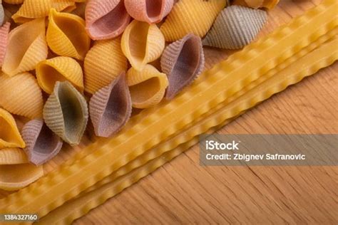 다양한 생 파스타와 Spagetti 전통 이탈리아 요리 맨 위 보기입니다 건조한에 대한 스톡 사진 및 기타 이미지 건조한 곡초류 국수 Istock