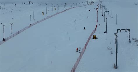 겨울 겨울 레크리에이션 겨울 야외 겨울 활동 경사면 위의 스키어 경쟁 스키 경주 코스 내리막 길 스키 눈 눈 덮인 경사면 눈 덮인 산 눈 덮인 언덕 눈
