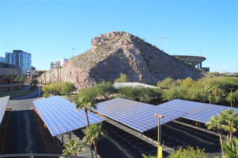 США Az Панели солнечных батарей как крыши для стояночной площадки Редакционное Фото