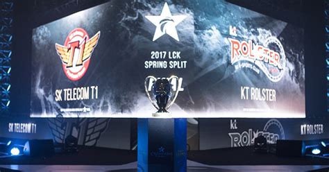 [포토] 모습 드러낸 롤챔스 우승 트로피