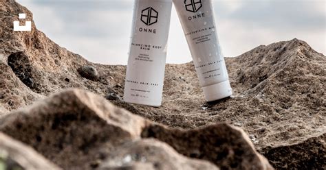 소프트 튜브 옆에 흰색 펌프 병 사진 Unsplash의 무료 바닷가 이미지